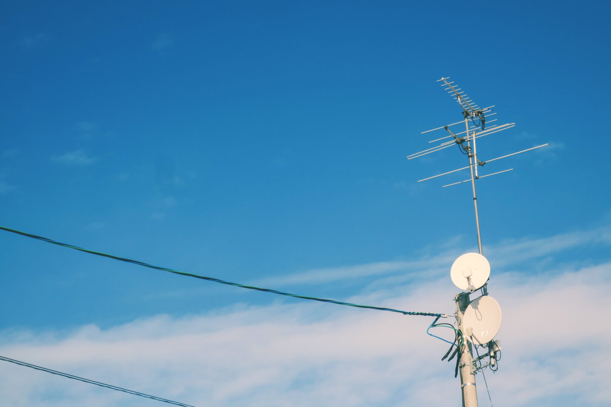 基礎の基礎。アンテナっていくつ種類があるの？料金の目安はどれくらい？ | テレビ・地デジアンテナの格安設置工事ならさくらアンテナ（大阪、京都 ...