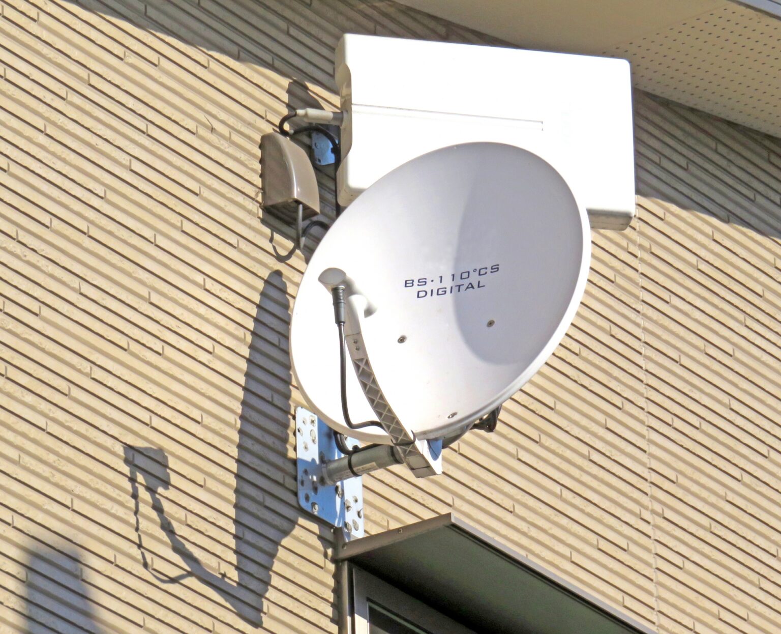 BSとCSの違い！BS、CS環境を作る上で必要な設備や注意点を解説 | テレビ・地デジアンテナの格安設置工事ならさくらアンテナ（大阪、京都 ...